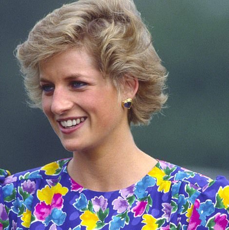 First Look At Who Is Playing Princess Di in ‘The Crown.’ - Daily Candid ...