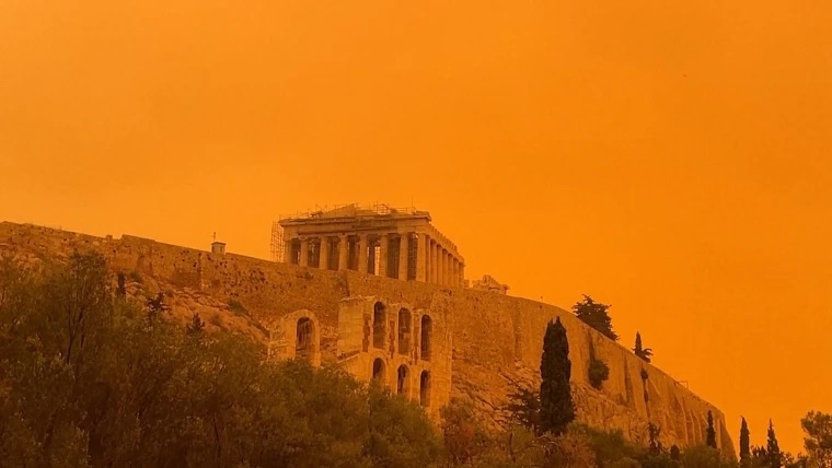 See The ‘Apocalyptic’ Orange Sky Over Athens. - Daily Candid News