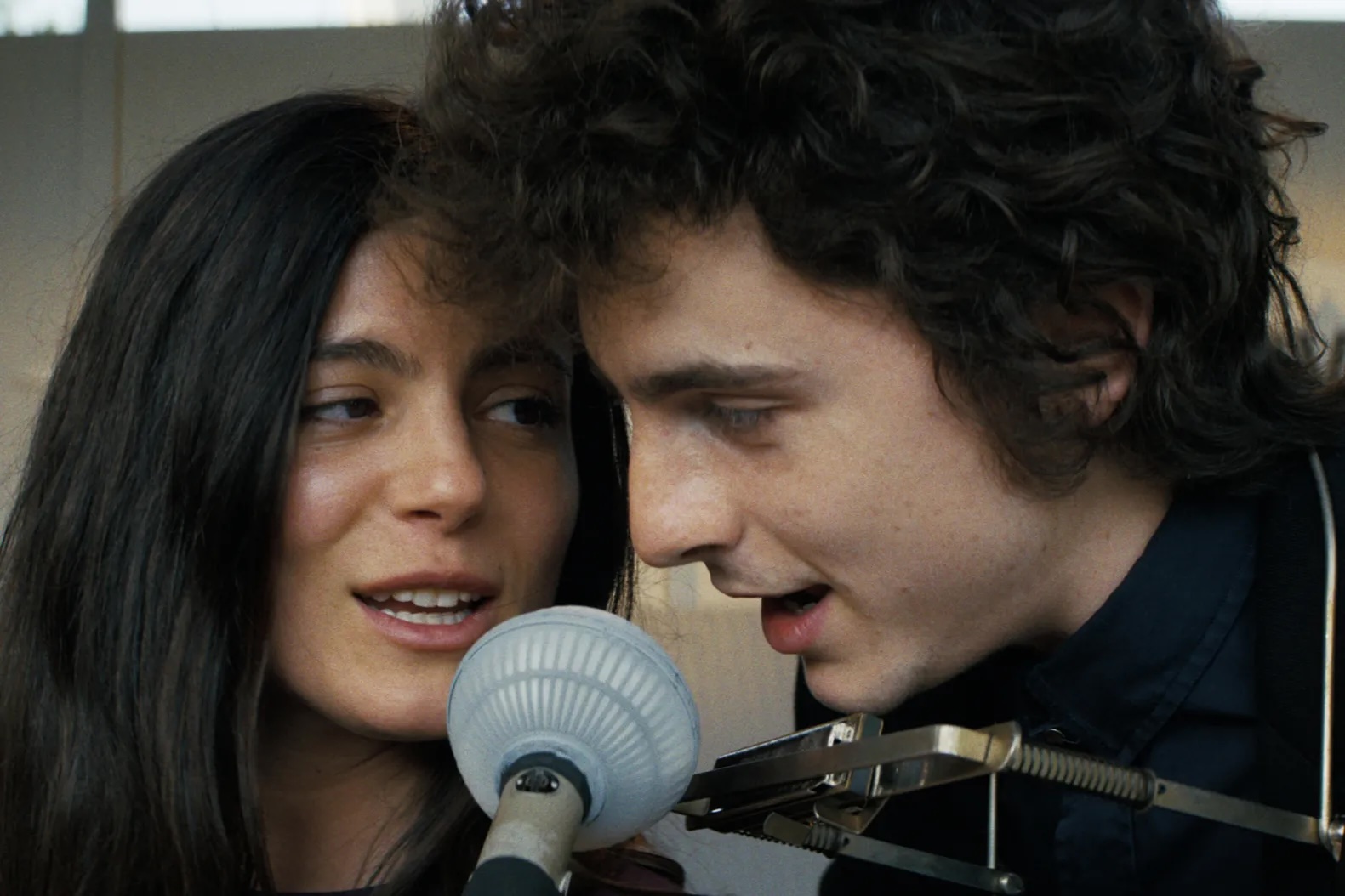 See ‘Blowin In The Wind’ Scene From ‘A Complete Unknown.’ - Daily ...