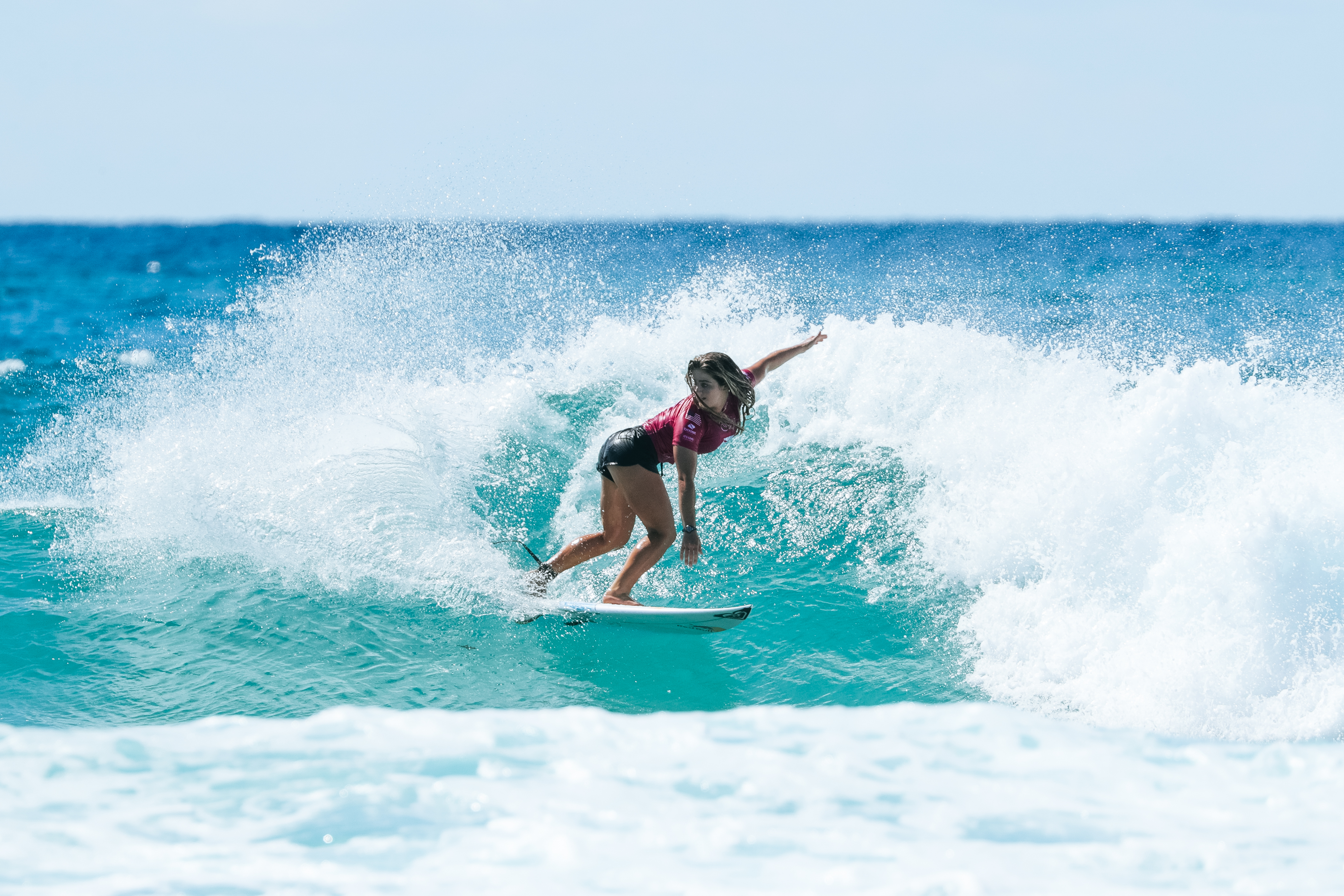 U.S. Female Surfer Makes Waves. Watch Her Go. - Daily Candid News